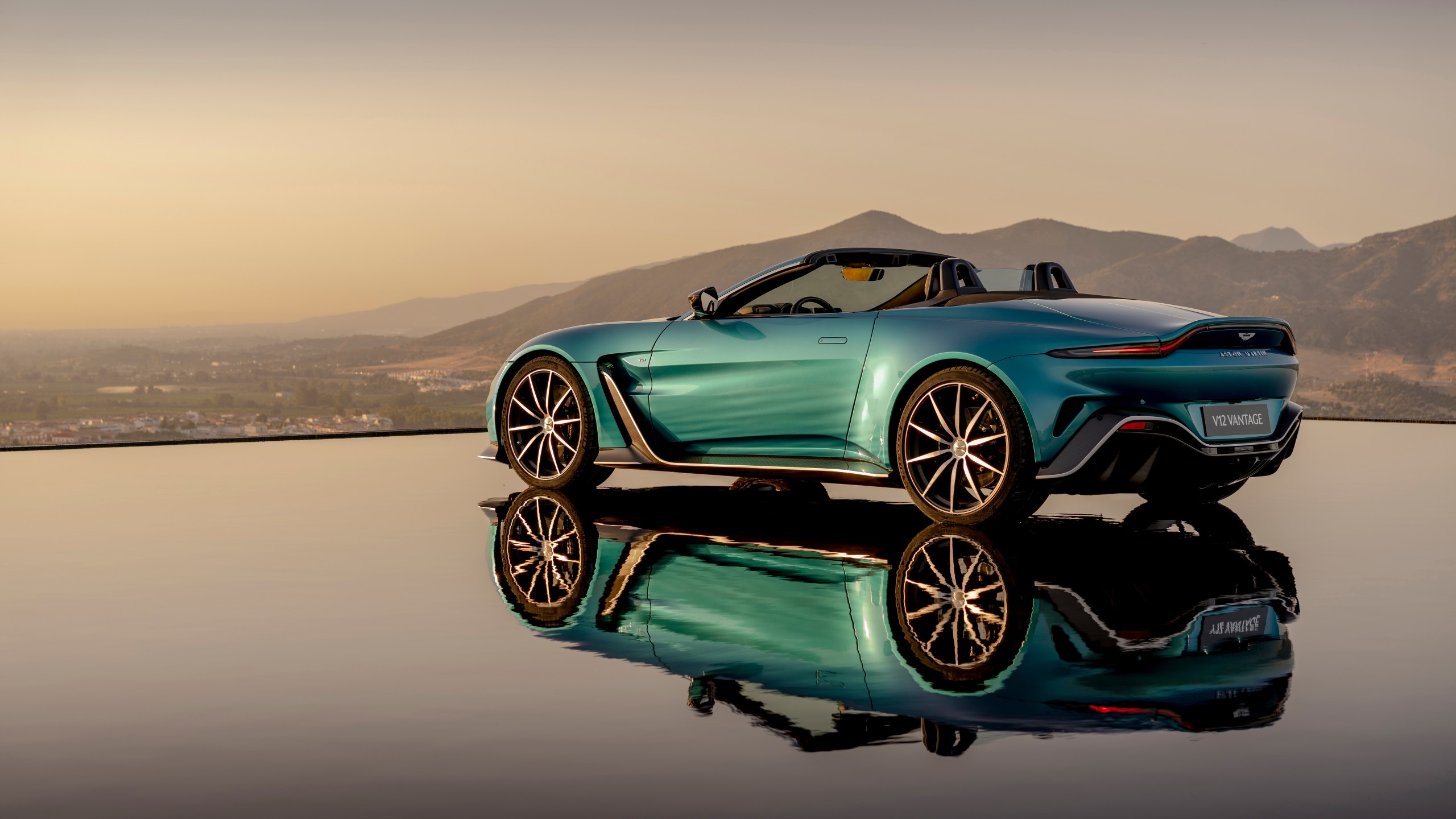 Aston Martin V12 Vantage Roadster 2022 4K 8K 2 Wallpaper - HD Car ...